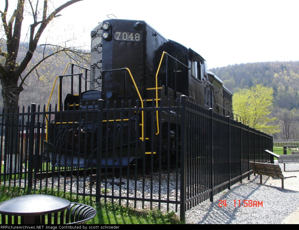 PRR 7048 (GP9) looking short hood forward